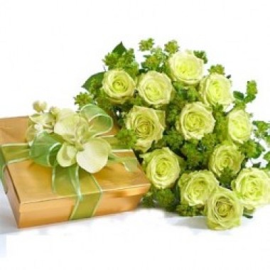 24 green roses with chocolates to Quito - Ecuador Florist